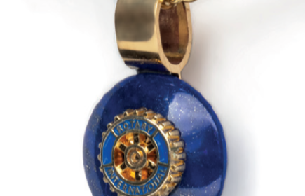 L'insigne du Rotary comme bijou, pour PolioPlus